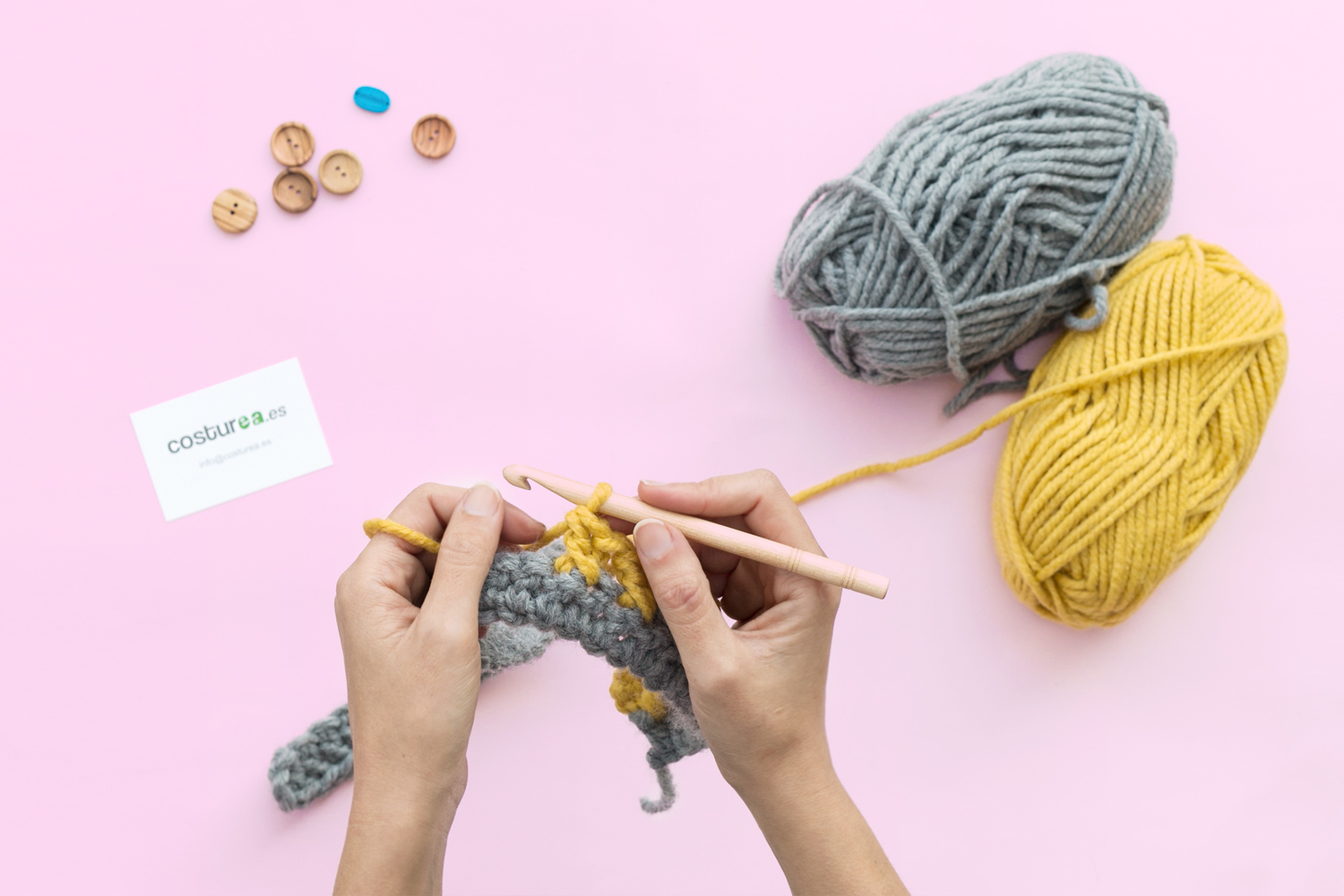 Kit de cojín de ganchillo mullidito con Costurea - I am a Mess Blog