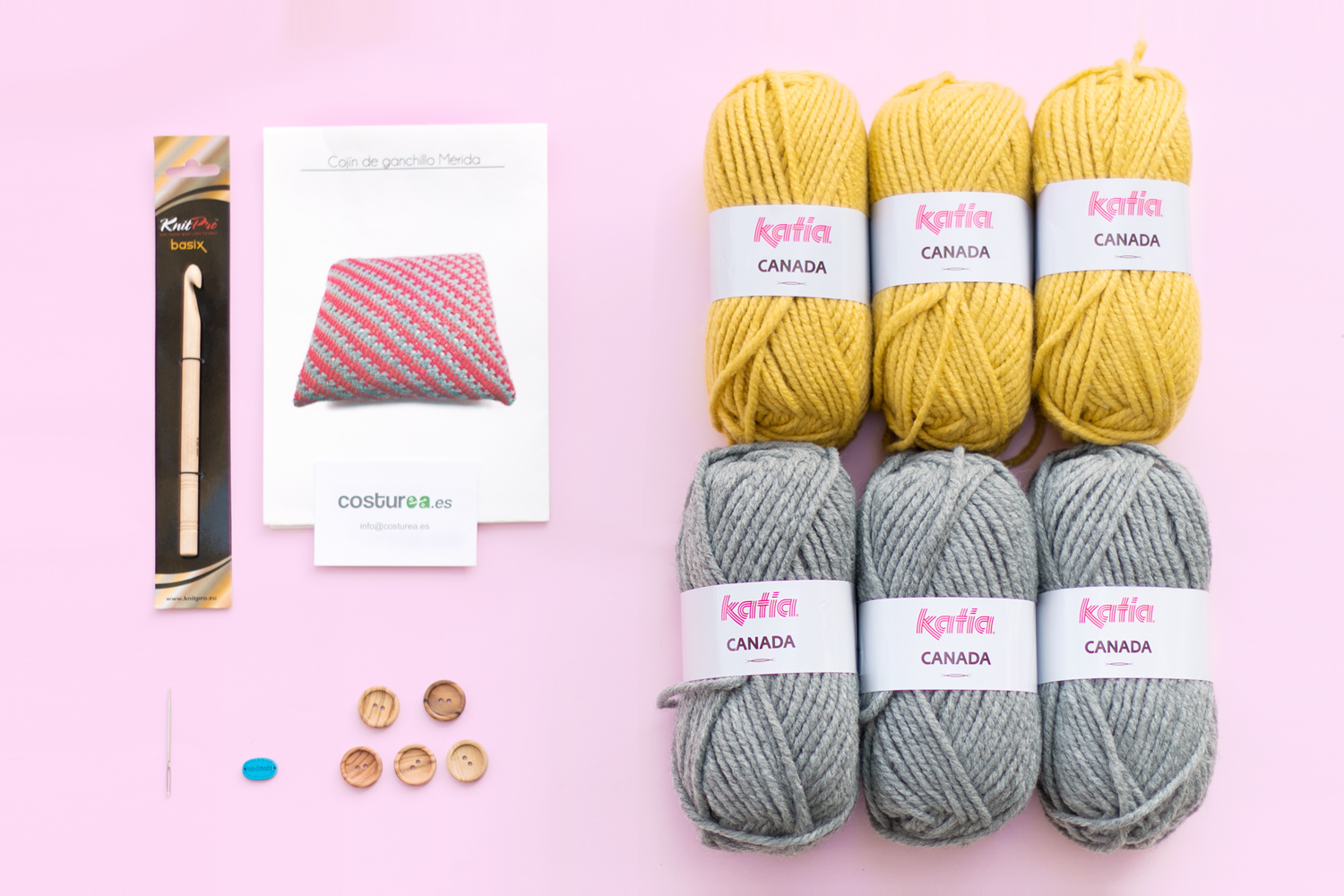 Kit de cojín de ganchillo mullidito con Costurea - I am a Mess Blog